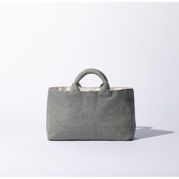 「舟形トート」にミニサイズが登場カジュアルにも和装にも合う大人デザインsasiccoの人気定番アイテム「舟形トート」にミニサイズが登場しました。舟をモチーフにしたシンプルデザイン。横長でかつ、浅めの造りなので、物の取り出しもラクラク。カジュ...