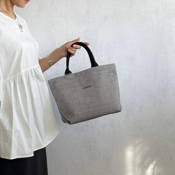 ロゴの刺繍がアクセントのシンプルトート飽きの来ないシンプルなデザインにsasiccoのロゴの刺繍が施されたトートバッグ。A4サイズのノートが入るちょうど良い容量で、取り外し可能な底板もついているためペットボトルなどを入れても底の形が変わるこ...