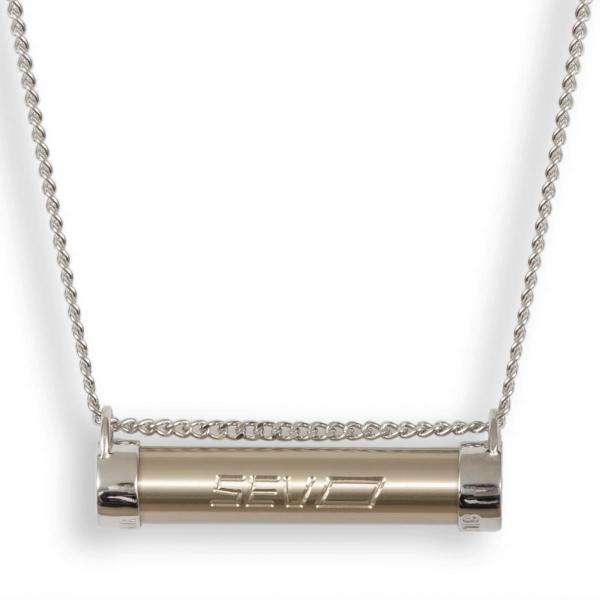 ヘッドを横型にすることで、激しい動きでもヘッドが暴れずに首元に密着します。また、どんな体勢になってもヘッドが首元へと戻ってくるように、ヘッド本体とチェーンに工夫を施しています。刻印となったSEVのロゴ、925シルバーを使用したヘッドキャップ...