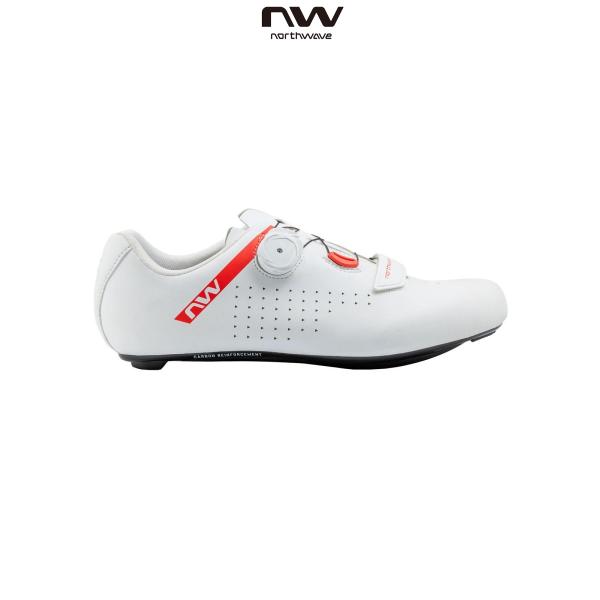 ダイヤル搭載の高コストパフォーマンスなロードシューズカーボン補強を加えたナイロンソール、剛性指数は8 NORTHWAVEのオリジナル開発ダイヤルSLW3ダイヤルは、1つのボタンで0.7mmずつ緩める段階調整とフルリリースが可能5のベンチレー...