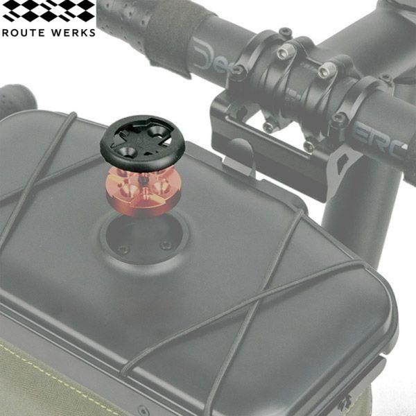 ハンドルバーバッグのトップリッドやアウトフロントマウントにWahoo社のサイクルコンピュータを取り付け可能にするマウントアダプター。7.5mm x 38mm5gナイロン