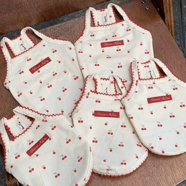 商品説明■ 素材：ポリエステル■ カテゴリー：ペット用タンクトップ軽量設計通気性が良く蒸れにくい春・夏・秋対応防抜け毛対策やわらかな着心地でストレスフリー。デイリーウェアとしても最適なアイテムです。サイズ表XS：胴囲20cm／胸囲27cm／...