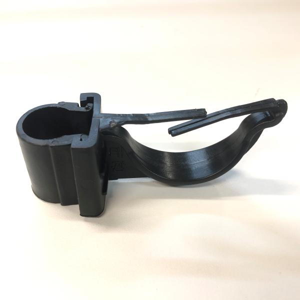 弊社の散水チューブを始め、様々な潅水チューブ（スミサンスイやミストエース、エバフローやキリコ）にもご利用頂けるチューブ固定具です。パッカー部を22mmの直管にはめ込み、チューブ固定具部を取り付け、潅水チューブを設置します。ハウスのサイドに潅...