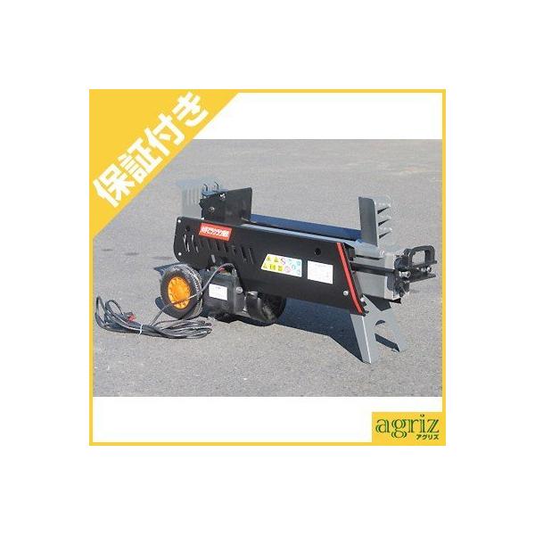 取っ手の位置がスタンド部に変更になっております。圧倒的な威力を持つ７トンタイプの薪割り機が登場〜♪従来の7トンタイプは緑色の電源ボタンを押したままプッシュハンドルを操作するので両手が塞がれていましたが、今回の新型は緑色の電源ボタンを押すと電...