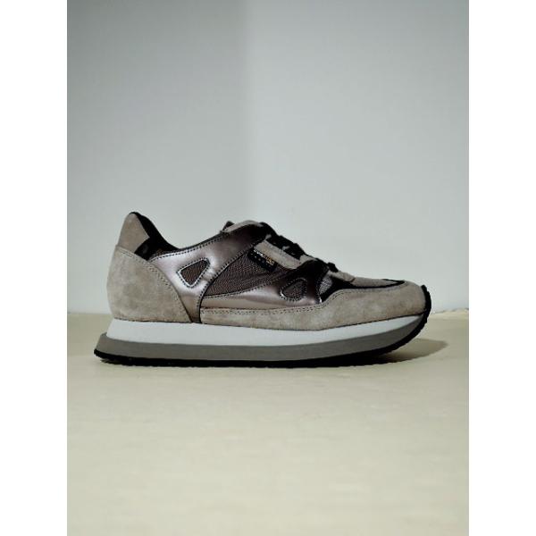 迫り出したソールが特徴的なクライマー。 厚みのあるミッドソールのEVAと、ワイドソールの広い接地面がクッション性と安定性を向上。 ミッドソールが一段凹んでいるような設計で、履いたとき上からの自身の目線では凹んだ部分が見えないのが面白い。 履...