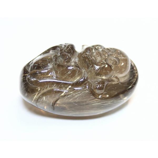 ・全長42mm×25mm×22mm・中にきれいな金の針(ルチル)が入っています。スモーキークォーツは、古くは「悪霊を追い払う石」として大事にされていました。また、争いごとに勝利し種族を保持する力があるとされ古代ローマでは、カメオなどの彫刻を...
