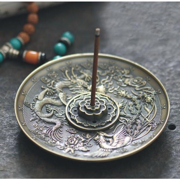 昇り龍、ドラゴンの置物プレート・材質　　合金・お香の台付きで「お香さし」なのですが、飾りのプレートとしても活用できます。・直径10cm※色は3枚目の画像が近いです。※お香の太さは、日本のお香の太さのものが使用できます。龍は幸せを呼びよりよい...