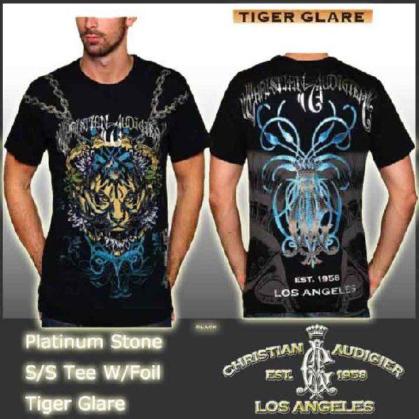 獲物を見据えるタイガー＆ロゴのラインストーン仕様のゴウジャスなメンズTシャツです。Christian Audigier/クリスチャン・オードジェーとは、デザイナーであるChristian Audigier自身が立ち上げたブランドです。彼自身...