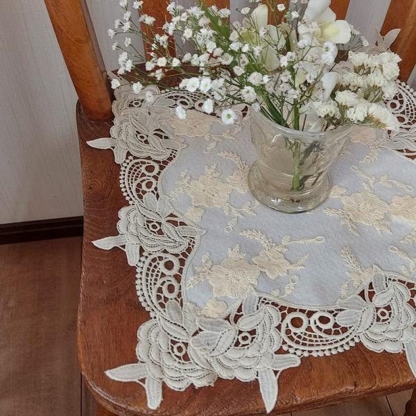 ■サイズ：約32x32ｃｍ■組成：綿風ポリエステル生地にチュール　　ベージュコットン刺繍　ベージュ薔薇レースご家庭でお洗濯出来ます