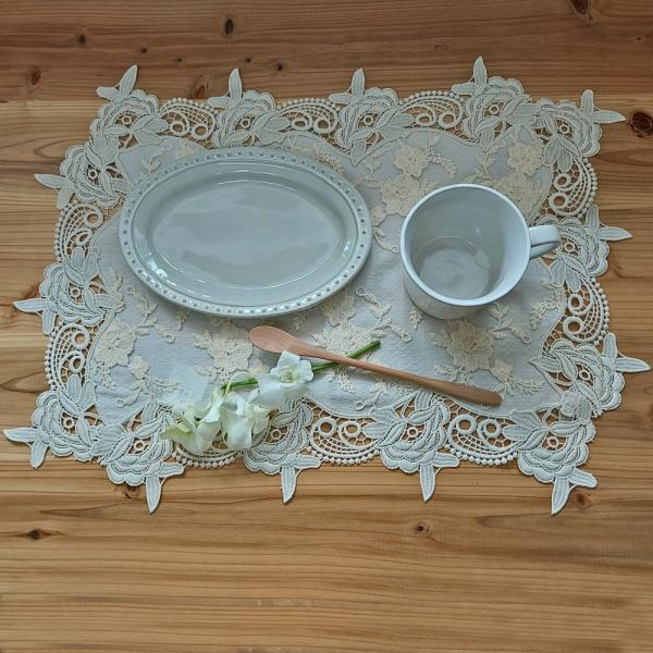 ■サイズ：約30x45ｃｍ■組成：綿風ポリエステル生地にチュール　　ベージュコットン刺繍　ベージュ薔薇レースご家庭でお洗濯出来ます