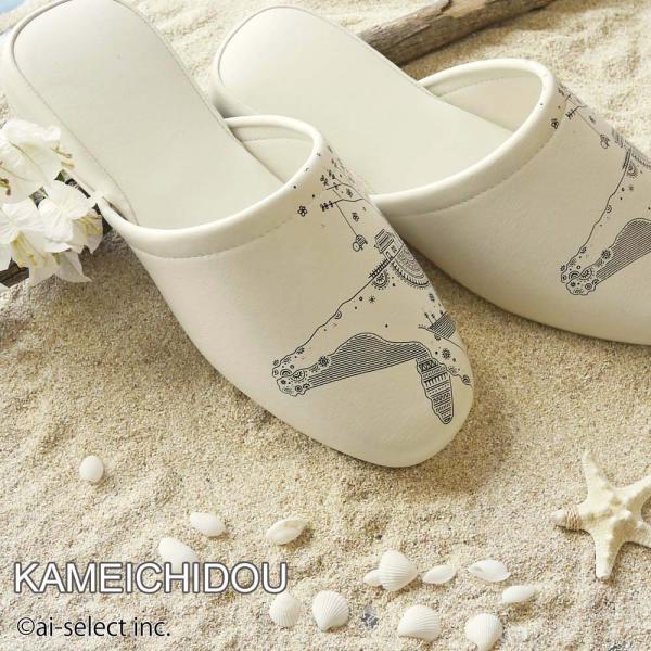 広い海を優雅に泳ぐザトウクジラのイラストをプリントしたビニールスリッパ大きめサイズで男性にもカッコよく履いて頂きたいという思いからイラストレーター田島氏と納得いくまで何度も打ち合わせをし、完成したスリッパです♪裏面同素材となっています洗濯不...