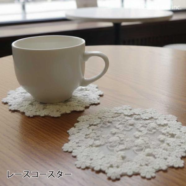 繊細なレース模様が美しい、丸型コースターです。上品なデザインは、どんな食器とも相性がよく、ティータイムや来客時のテーブルをやさしく彩ります。カップの下に敷くだけでなく、暮らしのさまざまなシーンで活躍する万能アイテムです。花瓶やキャンドルの下...