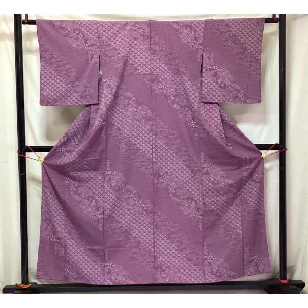 [商品名] 化繊　小紋　袷きもの[素　材] ポリエステル[状態・ランク] 中古品 A[サイズ] 身丈肩約152cm　裄丈約62cm　袖丈約49cm　前幅約23cm　後幅約29cm[カラー] 紫色系[コメント] 中古のポリエステルの洗える小紋...