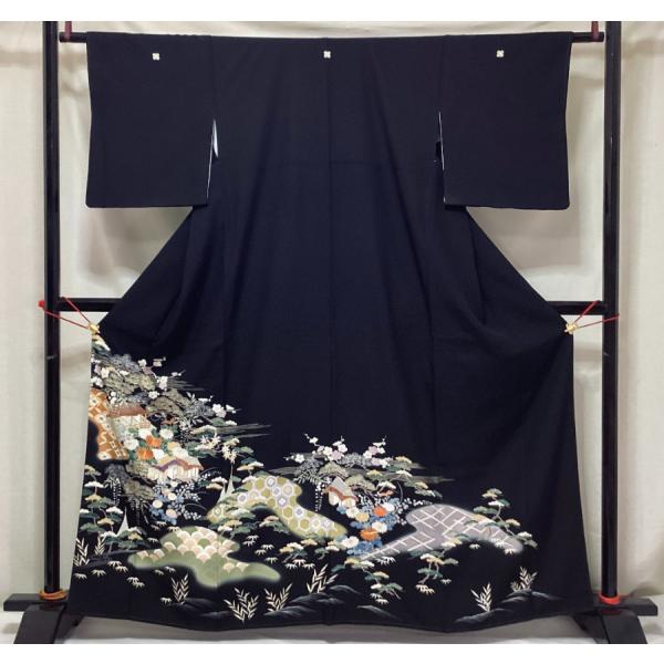 [商品名] 黒留袖　袷きもの[素　材] 表地：正絹　裏地：正絹　比翼：正絹[状態・ランク] 中古品 A[サイズ] 身丈肩約158cm　裄丈約63.5cm　袖丈約48cm　前幅約24cm　後幅約30.5cm[カラー] 黒色系[コメント] 中古...