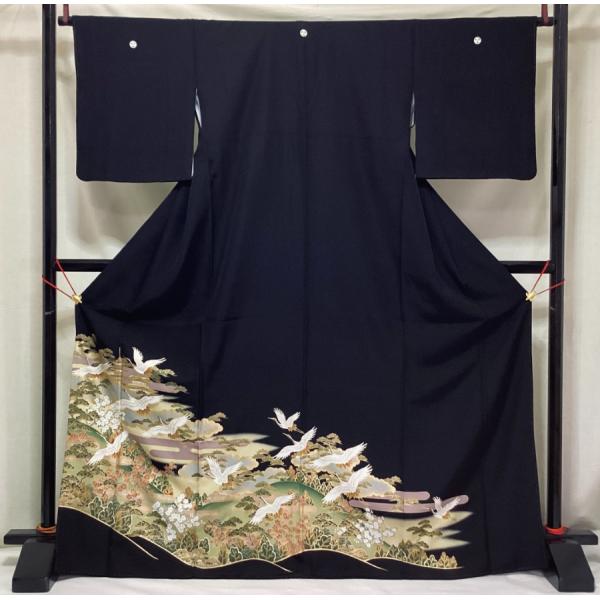 [商品名] 黒留袖　袷きもの[素　材] 表地：正絹　裏地：ポリエステル　比翼：ポリエステル[状態・ランク] 中古品 S[サイズ] 身丈肩約166cm　裄丈約66.5cm　袖丈約49cm　前幅約24cm　後幅約30cm[カラー] 黒色系[コメ...