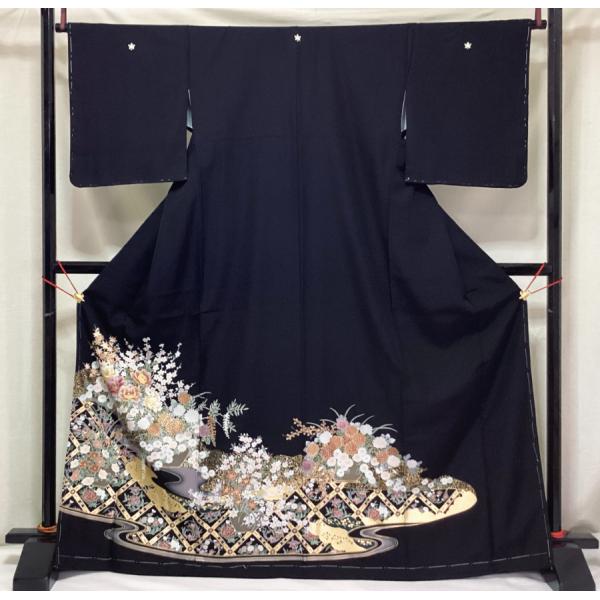 [商品名] 黒留袖　袷きもの[素　材] 表地：正絹　裏地：ポリエステル　比翼：ポリエステル[状態・ランク] 未使用品 S[サイズ] 身丈肩約165cm　裄丈約67cm　袖丈約50cm　前幅約25cm　後幅約30cm[カラー] 黒色系[コメン...