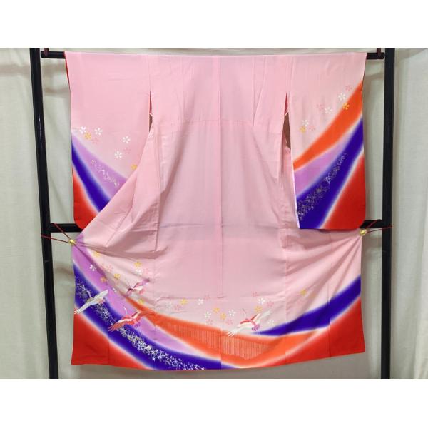 [商品名] 四ツ身　女の子　七五三　お祝い着　7歳[素　材] 着物　：正絹　(裏地ポリエステル)　長襦袢：アセテート[状態・ランク] 中古品 B[サイズ] 身丈肩約139cm　裄丈約63cm　袖丈約75cm　長襦袢肩丈約120cm[カラー]...