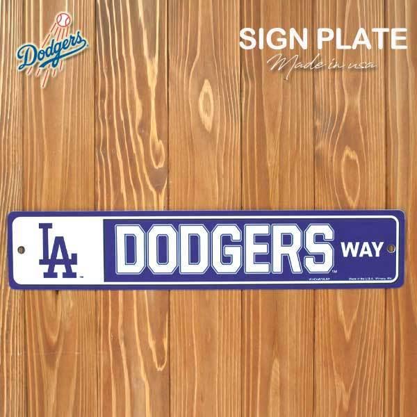 MLB ドジャースのサインボードです！しっかりとしたプラスチック素材で、厚みは１mmぐらいです！ロングスケールなのでお部屋や車に飾るととってもインパクトがありますよ！■サイズ　縦：約9.7cm　横：約48.3cm■素材　　プラスチック※この...