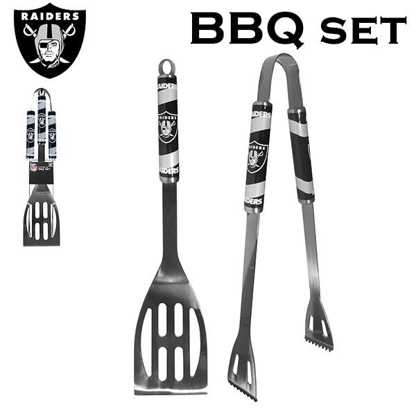 持ち手にロゴ入りRAIDERSのBBQグリルツールセットです！フライ返しとトングの２点組です！是非他のレイダーステーブルウェアと揃えてパーティーなどでご使用ください！サイズ：全長約34.5cm材質：ステンレススチール製※この商品は輸入品の為...