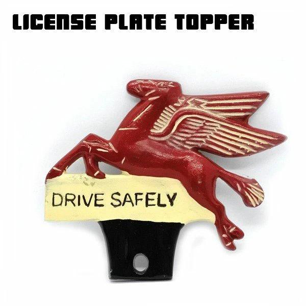 ズッシリとした重みのあるライセンストッパーですナンバーやバンパー等に挟んで使うと愛車の雰囲気もグンとよくなりますね！■サイズ■高さ約12.5cm 幅約16cm■素材■金属（鋳造）※入荷時により多少のキズやスレ、塗装の乱れ等ございます。※宅配...