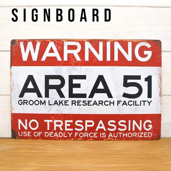 アメリカンなサインボードが新入荷しました。"Area 51 　Groom lake research facility "「エリア51 　グルーム・レイク研究施設 。」"No trespassing 　Use of deadly force...