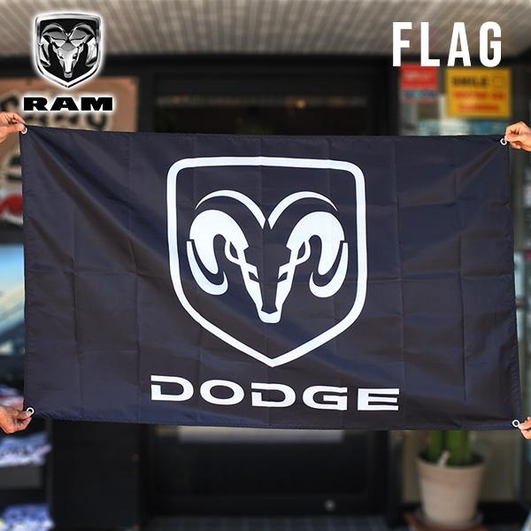 DODGE RAMの大き目のフラッグです。お部屋の壁に飾っても、目隠しに使ってもおしゃれ！野外でも使用していただけます。■サイズ　縦：約89cm　横：約147.5cm■カラー：ブラック/ホワイト※この商品は輸入品の為、糸のほつれや目立たない...