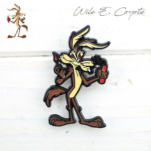 Wile E. Coyoteのピンバッジがアメリカから新入荷！！バッグや帽子、洋服などに！これ一つでファッションのアクセントになります。■サイズ縦：約4cm　横：約2.5cm■素材　メタル※この商品は輸入品です。多少の小傷や目立たない汚れな...