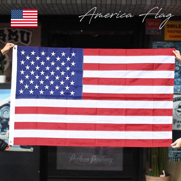 お店やお部屋のインテリアや屋外装飾としてお楽しみいただけるアメリカ国旗のフラッグが新入荷。しっかりとした屋外でも使用できる生地で、星の刺繍がとてもきれいです。ボーダー部分のステッチもあり高級感があります。■サイズ　縦:約91cm　横:約15...