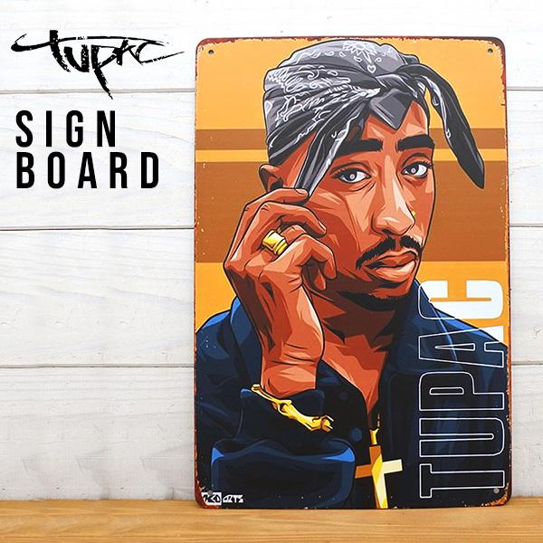 2PACのサインボードです。玄関付近やガレージ等の目立つ場所に取り付けるだけでおしゃれに！おしゃれなインテリアとして飾るのもオススメです！ネジやピンでとめる為の穴が、上下左右に4か所あり。■サイズ縦：約30cm 横：約20cm 厚さ：約0....