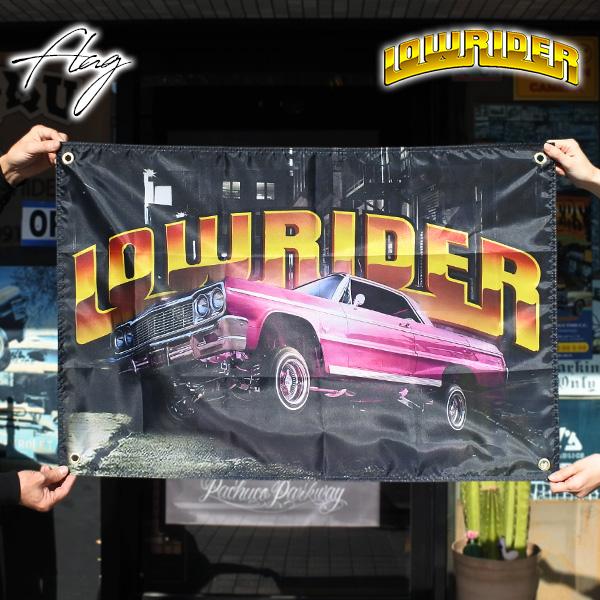 ローライダーのバナーです。お部屋の壁に飾っても、目隠しに使ってもおしゃれ！小さいサイズなのでお部屋にも飾りやすいです。ハトメは四隅についています。■サイズ　縦：約60.3cm 横：約90cm■カラー：ブラック/ピンク※この商品は輸入品の為、...