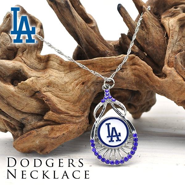 DODGERS のネックレスです。きらきらと光るインパクトのあるネックレストップなので目立つこと間違いなし！プレゼントにもおすすめ！！■サイズ平置き全長：約27cm　首周り：約45cm チャーム 縦：約4cm(金具含む) 横：約2.2cmチ...