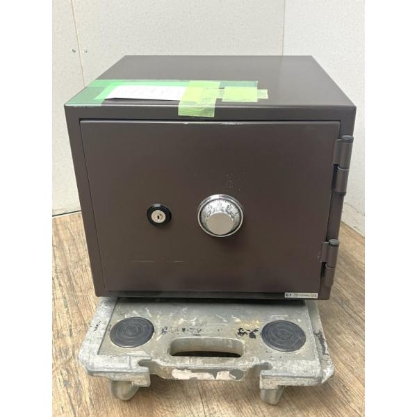 ■管理番号：1100000135641■メーカー：キングクラウン■型番：X-1■外形寸法：W405 x D420x H395mm■規格・仕様：《耐火金庫仕様》1時間耐火/ダイヤル式+シリンダー式※上記は型番などから調べたデータを抜粋したものです。