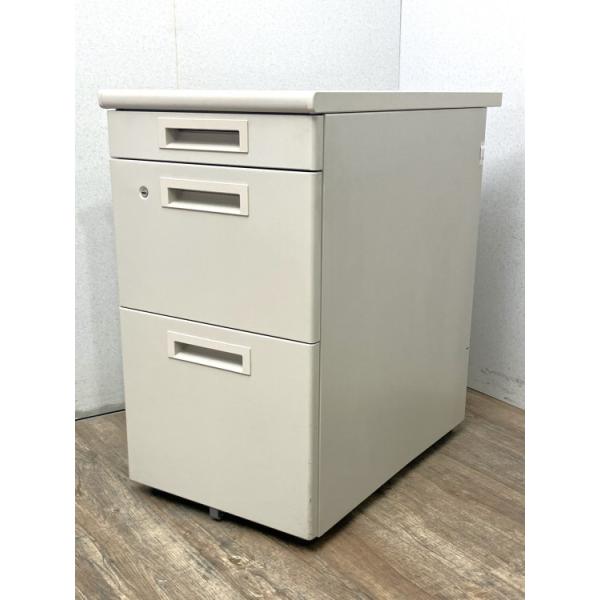 ■管理番号：1100000137596■メーカー：コクヨ■外形寸法：W395 x D700x H700mm■規格・仕様：付属品：     カギ付《仕様》     引出：3段式※上記は型番などから調べたデータを抜粋したものです。