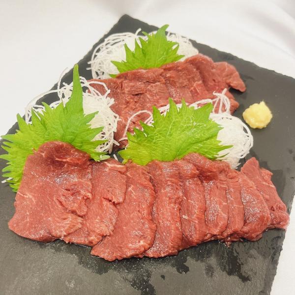 ★馬刺しの極上ヒレ刺しをたっぷり１ｋｇ★日本国内工場で加工された安全安心な生食用の馬肉（ヒレ肉）です。厳選した輸入馬肉の極上赤身を国内の指定工場にて、生食用にカット、１食分ずつ（約100?250ｇ）真空パックしてあります。冷蔵庫でゆっくり解...