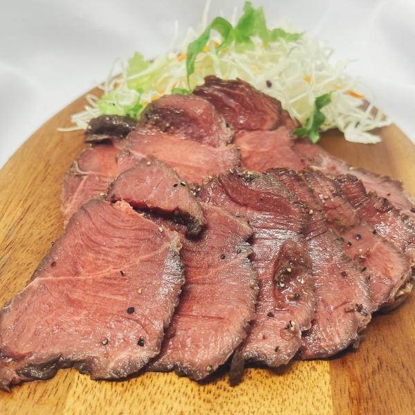 馬肉の肩ロースを、特製のスパイスで味付けして、丁寧にローストしました。馬刺しなど生肉が苦手な方にも馬肉の旨みをお楽しみただけます。しっとり感を残しており、馬刺しの盛り合わせのアクセントにも最適です。流水で完全に解凍した後、開封してスライスし...