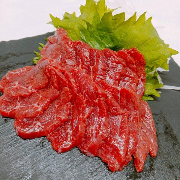 日本国内工場で加工された安心安全な生食用の馬肉（赤身刺し）です。フランスの契約牧場で肥育された重種馬（ドラフト）で、大型で脂に甘味があり、肉色が鮮紅色で肉がきめ細やか、旨みが強く、肉の変色が少ないという特徴があります。本商品は生食用の赤身の...