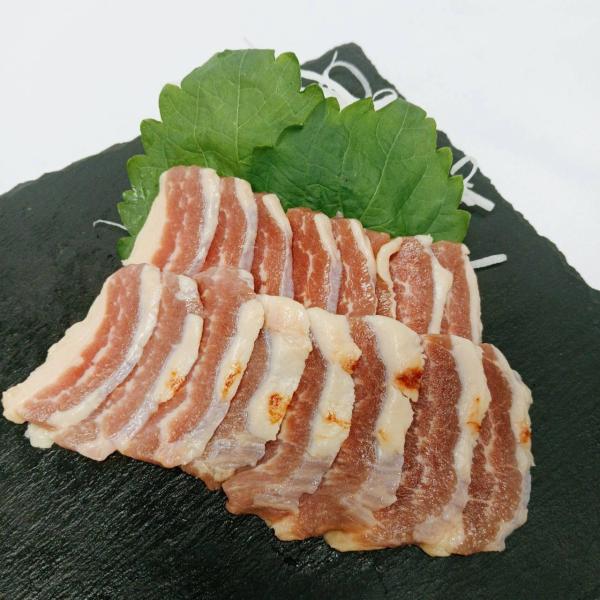 日本国内工場で加工された安全安心な生食用の馬肉です。厳選された重種馬（ドラフト）で、大型で脂に甘味があり、肉色が鮮紅色で肉がきめ細やか、旨みが強く、肉の変色が少ないという特徴があります。口に含んだ瞬間、赤身の旨味と上品な甘みの脂が同時に広が...