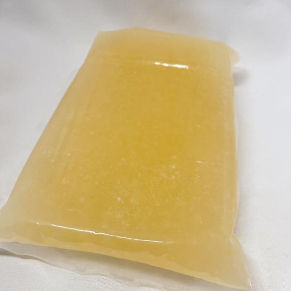 福島県ブランド認証地鶏の「川俣シャモ」のスープです。シャモスモーク製造の際の味付け丸鶏の煮汁とシャモブイヨンのブレンドです。ガラスープよりもコクがあり、有塩タイプとなります。川俣シャモは、地鶏の「純系のシャモ」と大型赤鳥の「レッドコーニッシ...