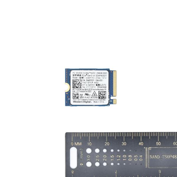 【商品名】SSD【商品状態】本商品は、実機から取り外した中古部品です。- 動作確認済み- 使用感あり【商品内容】- 本体：SSD- 付属品：なし（写真に写っているものが全て）【注意事項】- 修理・交換・再生用途向け部品です- 取り付けサポー...