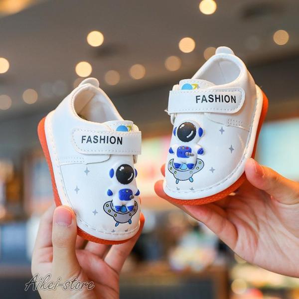 ・笛入りシューズ♪・歩くたびピッピッと音がなってお子様も大喜び！・お子様がどこにいるのかすぐ分かるので安心！●あんよを始めたばかりの赤ちゃんにぴったりのベビーシューズです●滑りにくく屈曲性の高いソールは歩き始めの赤ちゃんをしっかりサポートマ...