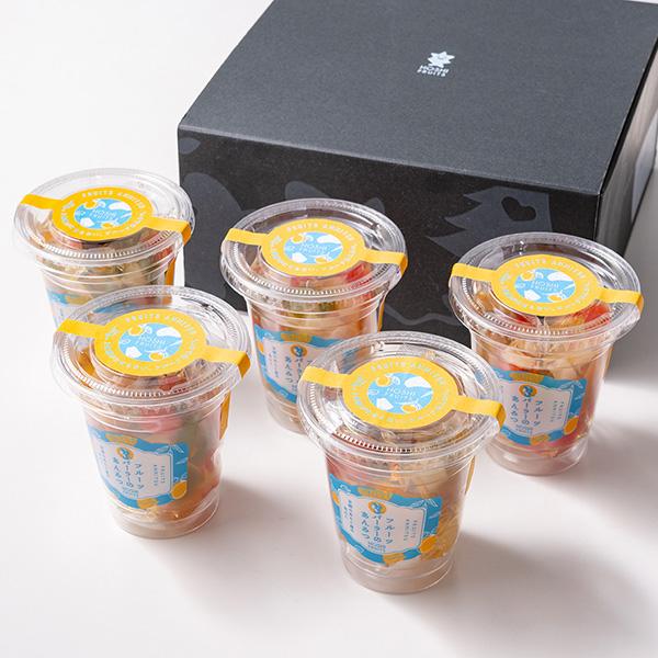 ●商品内容：5個【販売期間：5月〜8月】●賞味期間：常温90日●箱サイズ：223×216×110mm●包装：完全包装●二重包装：可●のし：可●巻のし：可●常温便フルーツとぷるっとこんにゃく寒天ゼリーに、京都あんこやの粒あんをあわせました。ホ...