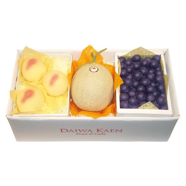 出荷日：7月中旬から8月上旬●セット内容：北海道産赤肉メロン約1.3kg×1、和歌山産水蜜桃約230g×3、岡山産ピオーネ約700g（2房）●冷蔵便●北海道・沖縄・離島配達不可