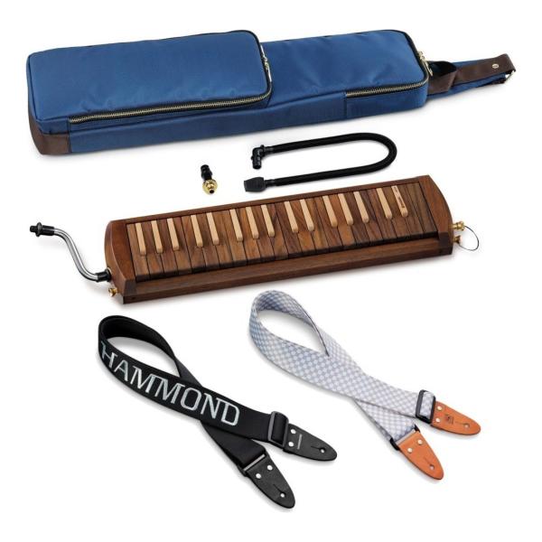 ※画像は撮影用商品のため、お届けの際の商品とは異なります。★セット内容★　本体:SUZUKI W-37C　SUZUKI/HAMMOND 鍵盤ハーモニカ用ストラップ※ストラップ柄お選び下さい　//　木製カバーのモデルです。その美しさから世界三...