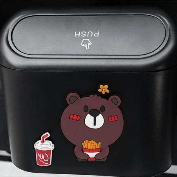 シートバックポケットや車ドアなどに取付けられる薄型ゴミ箱です。スペースを有効活用したい、もしくは床置きタイプで足元の邪魔になると感じている方におすすめです。引っ掛けるだけで固定できるので、運転中に転がらない安定性があります。プッシュ式簡単開...