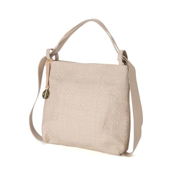 「DE.CO.CA (デーコカ)」より、ショルダーバッグにもリュックにもなる使えるバッグが入荷しました。バッグ本体はイタリアらしく上質なラムレレザーを編み込み(イントレチャート)仕上げにした、なんとも大人顔なレザーバッグ。コンパクトなサイジ...