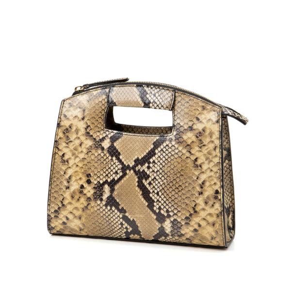 【商品説明】CONTE（コンテ）はイタリア語で“あなたと”という意味。「いつもあなたと一緒に寄り添う存在でありたい」という願いが込められています。ハンドルはあえてくり抜いたようなモチーフを残したデザインが遊び心を感じます。ANELLI RE...