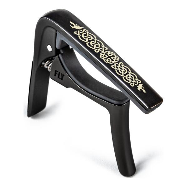 こちらの商品はお取り寄せとなります。3日〜1週間ほどでお届け可能です。メーカー品切の際はお時間を頂きます。※画像は撮影用商品のため、お届けの際の商品とは異なります。トリガー・フライ・カポにケルティック柄の特別仕様が登場トリガーフライ・カポは...