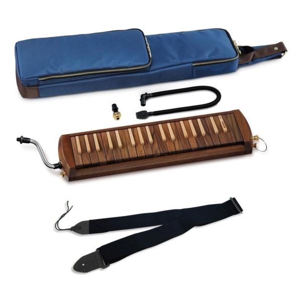 ※画像は撮影用商品のため、お届けの際の商品とは異なります。★セット内容★　本体:SUZUKI W-37C　汎用ストラップ　//　木製カバーのモデルです。その美しさから世界三大銘木の1つにも挙げられる「ウォルナット」を採用。経年変化による風合...