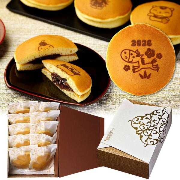 お年賀の贈り物にぴったり♪かわいい干支の動物とだるま・招き猫などのイラストを入れたお正月限定のどら焼きです。迎春のおもてなしや帰省土産、新年のご挨拶ギフトにご利用いただけます。品　名：お正月どら焼き内容量：10個入り(絵柄：干支、招き猫、門...