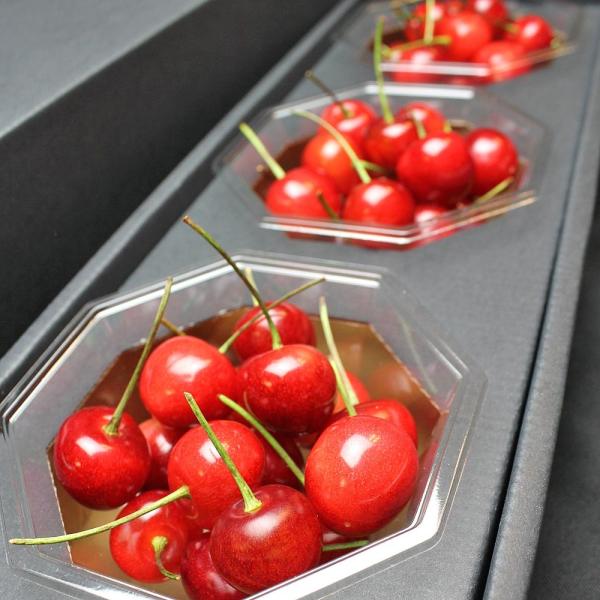 プチッとした歯ごたえと甘酸っぱい味わい。その美味しさと可愛らしい見た目から、お中元や夏のギフトとして毎年大人気のさくらんぼギフトをご案内いたします。[品名] さくらんぼ（山形産）[品種] 佐藤錦または紅秀峰（指定不可）[温度帯] 冷蔵[出荷...